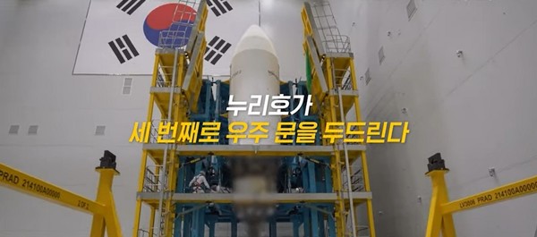 누리호 3차 발사 발사대 이동 완료…첫 실용위성 탑재